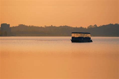 四月的成都落日余晖，天空在贩卖橘黄色的温柔。 我来拍春天