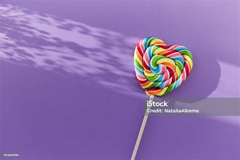 밝은 화려한 하트 모양의 사탕 보라색 배경에 그림자 공간을 복사합니다 미니멀한 컨셉 0명에 대한 스톡 사진 및 기타 이미지 0명 귀여운 그림자 Istock