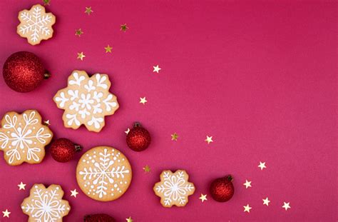 텍스트 복사 공간이있는 어두운 빨간색 배경에 진저 브레드 눈송이 0명에 대한 스톡 사진 및 기타 이미지 0명 12월 갈색