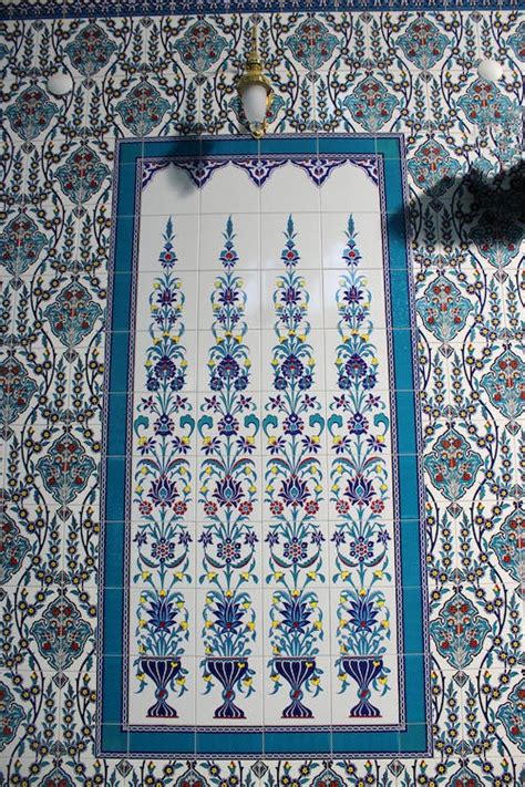 건축 교활한 기하학적 꽃무늬 대칭의 도기 디자인 패턴 모자이크 문화 유산 문화적 반복적인 디자인 벽 장식