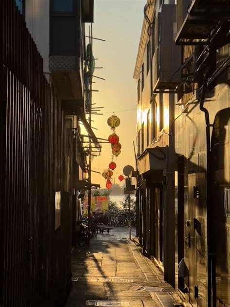 거리 건물 건축 건축 대조 고요한 골목 그림자 노을 대조 도시 도시 디자인 도시 풍경 도시의 랜턴 랜턴 장식 문화적 반사 보도 수직 쐈어
