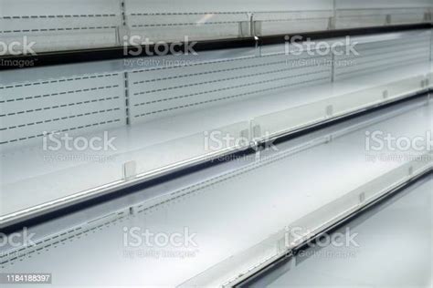 가게에 빈 선반 디자인용 템플릿입니다 판매 또는 쇼핑 배경의 개념입니다 슈퍼마켓에서 제품없이 빈 쇼케이스 공간을 복사합니다 비어 있음에 대한 스톡 사진 및 기타 이미지