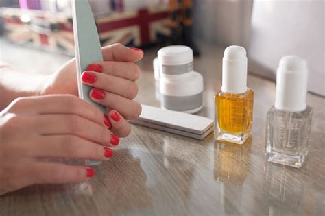 아름 다운 여자 손 및 완벽 한 매니큐어와 손톱 미용 치료 개념입니다 매니큐어 도구 건강관리와 의술에 대한 스톡 사진 및 기타 이미지 건강관리와 의술 건강한 생활방식