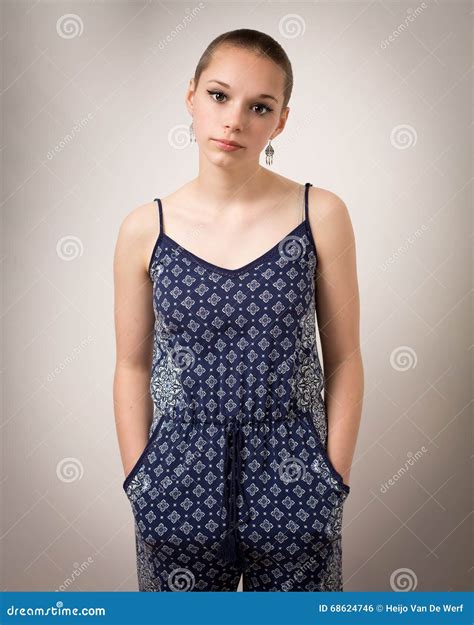 Красивый молодой девочка подросток с головой побритой A Стоковое Фото изображение