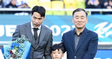 사진 양상민 코치 아들과 함께하는 은퇴식