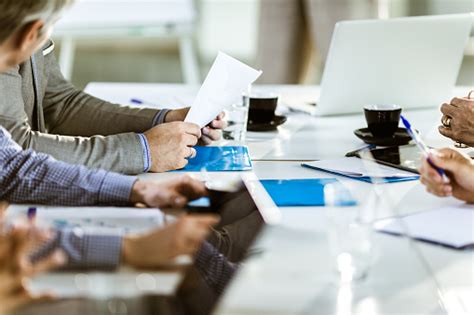사무실에서 회의에 대 한 보고서와 함께 인식할 수 없는 사업가 경영자에 대한 스톡 사진 및 기타 이미지 경영자 계획 기업 비즈니스 Istock