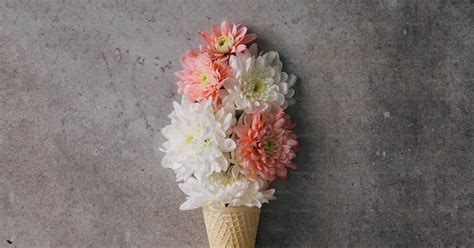 대리석 배경에 아이스크림 콘에 분홍색과 흰색 꽃 최소한의 개념 플랫 레이 사진 Unsplash의 냉동 식품 이미지
