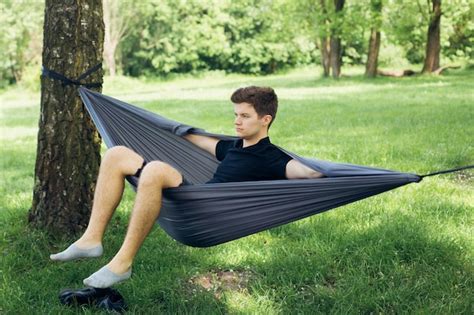 Joven Relajándose En Una Hamaca Entre árboles Distanciamiento Social