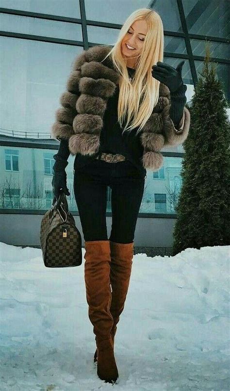 Девушка в шубе и сапогах зимой 82 фото