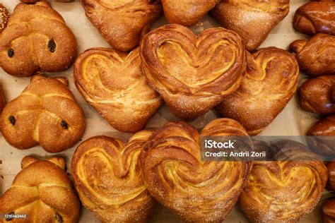 빵과 빵의 다른 종류와 현대 빵집 배경 상단보기로 신선한 빵의 다른 종류 갈색에 대한 스톡 사진 및 기타 이미지 갈색 건강한 생활방식 계피 Istock