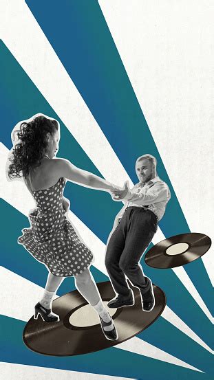 열정적 인 댄서 남자와 여자가 줄무늬 파란색과 흰색 배경에 비닐 레코드에서 춤을 추고 있습니다 현대 미술 콜라주 지나간 시대의 비트 1930 1939 년에 대한 스톡 사진