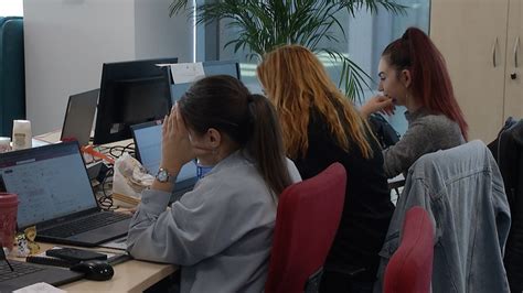 Trucul folosit de mulţi angajaţi români pentru a munci mai puţin Unii îşi reduc timpul de