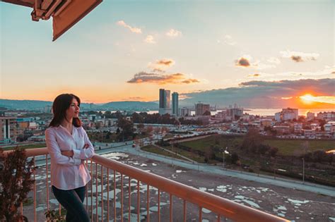 발코니에 서서 비가 내린 후 일몰을 바라보는 아름다운 여성 발코니에 대한 스톡 사진 및 기타 이미지 발코니 보기 정적 활동 아름다운 여성 Istock