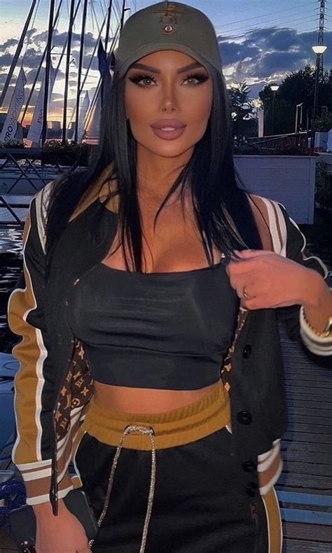 هناك 100 من أفكار ملصقات يُمكنك حفظها اليوم صورة، وجراء بيتبول، وكلاب