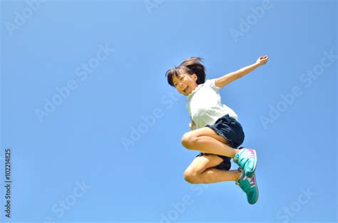 青空でジャンプする女の子 の ストック写真とロイヤリティフリーの画像 Pic 102214825
