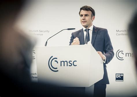 پسر عاقل نوح on Twitter عده ای در نهایت خشم به مکرون و صحبت هاش اعتراض کرده اند مطبوعات و