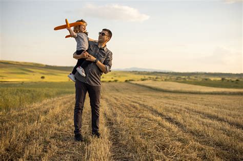 귀여운 소녀 재생 와 비행기 장난감 에 자연 동안 아버지 운반 그녀의 2 3 살에 대한 스톡 사진 및 기타 이미지 2 3 살