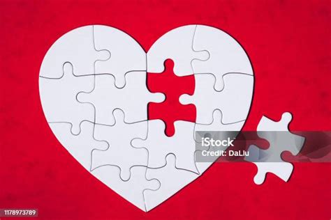 색상 배경에 하트 모양의 직소 퍼즐 나무 배경에 퍼즐 마음 심장 퍼즐의 누락 된 조각 심장 모양 직소 퍼즐 마음의 모양의 퍼즐 개념에 대한 스톡 사진 및 기타 이미지