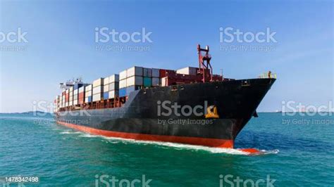 수출품을 수입하고 딜러와 소비자에게 제품을 유통하기 위해 바다를 항해하는 화물 컨테이너선 경제에 대한 스톡 사진 및 기타 이미지