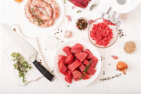 Рубленое сырое мясо. Процесс приготовления фарша осуществляется с ...