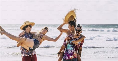 사람들의 그룹 친구들은 재미 있고 여자를 들고 놀고 우정에 많이 웃는다 모래 열대 리조트 해변과 맑은 푸른 바다를 배경으로 즐기는 휴가의 행복 사진 Unsplash의