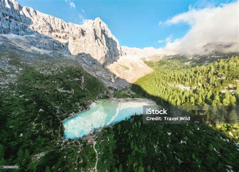 위에서 바라 보는 전망 숲과 아름다운 바위가 많은 산으로 둘러싸인 청록색 바다가있는 소라피스 호수 의 멋진 전경을 볼 수