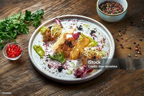 메인 코스 전에 프랑스 스타터 검은 캐비어 크림 치즈와 크루통연어 스테이크 타르타르 흰색 접시에 제공됩니다 레스토랑 음식 위에서 보기 0명에 대한 스톡 사진 및 기타 이미지