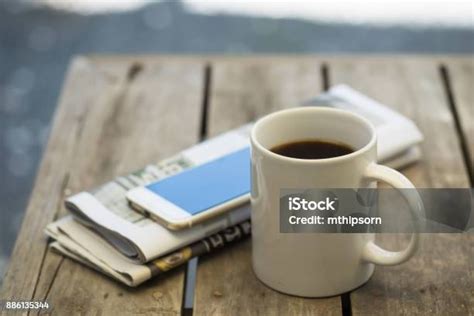 스마트 폰 및 정원 아침에 나무 테이블에 신문 뜨거운 블랙 커피 한잔 기사 출판에 대한 스톡 사진 및 기타 이미지 기사 출판 마실 것 매스컴 Istock