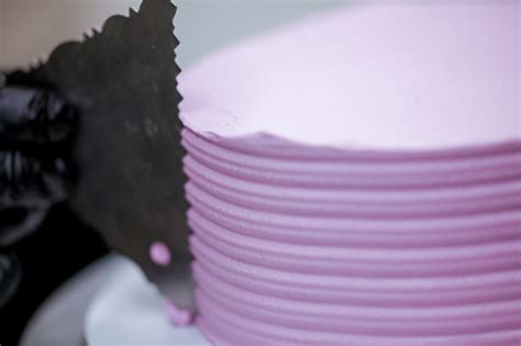 주걱과 스크레이퍼를 사용하는 데코레이터 스무딩 라일락 버터 크림 생일 젖빛 케이크 거품 내기에 대한 스톡 사진 및 기타 이미지