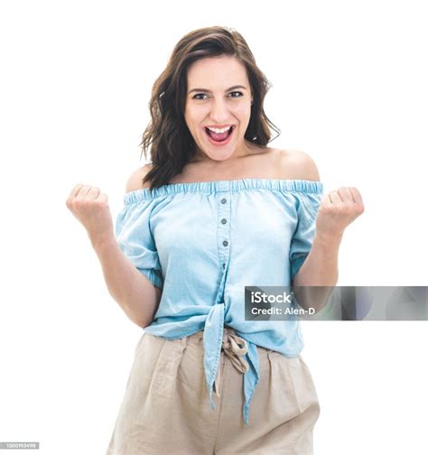 하얀 배경에 고립 된 입을 열고 주먹을 움켜 쥐어 주는 흥분한 아름다운 젊은 여성 놀란 여성 예 개념입니다 좋은 소식 예쁜 소녀는 성공을 축하 20 24세에 대한 스톡 사진