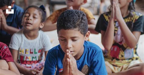 빨간 크루넥 티셔츠를 입은 소년이 회색 크루넥 티셔츠를 입은 소년 옆에 앉아 있다 사진 Unsplash의 무료 브라질 이미지