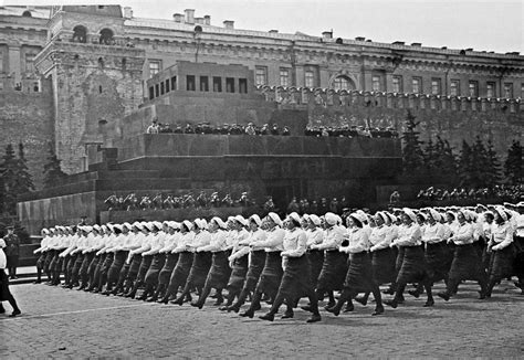 Фото Первомайский парад на Красной площади перед трибунами проходит колонна гражданского