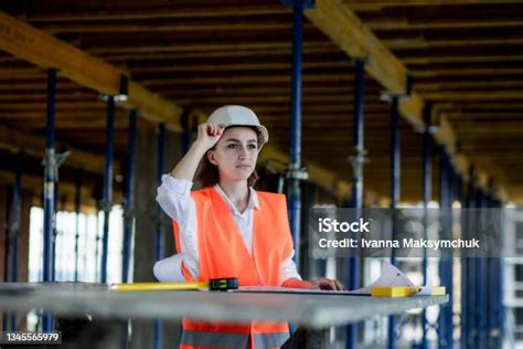 건축가 또는 엔지니어 작업 청사진 계획과 건설 현장의 실내 검색 건물 프로젝트 여성 건설 엔지니어 또는 건축가 작업 인력 20 24세에 대한 스톡 사진 및 기타 이미지