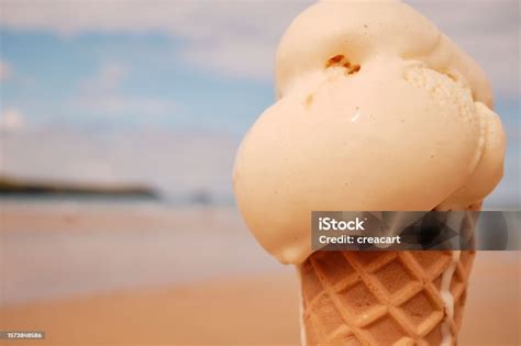 6월의 어느 날 콘월주 뉴키의 피스트랄 비치에 있는 녹는 아이스크림 콘의 Pov 바닐라 아이스크림에 대한 스톡 사진 및 기타 이미지 바닐라 아이스크림 방울 아이스크림