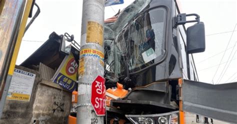 달리던 시내버스가 이정표에 쾅승객 1명 사망