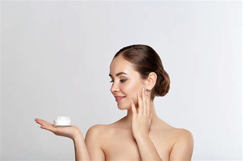 깨끗 한 신선한 피부 와 아름 다운 젊은 여자 터치 자신의 얼굴 소녀를 잡고 보습 크림을 바포 얼굴 트리트먼트 스킨 케어 화장품