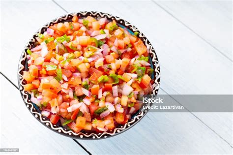 화이트 보드에 멕시코 피코 데 갈로 토마토 고추 할라피뇨 붉은 양파를 곁들인 홈메이드 피코 데 갈로 살사 공간을 복사합니다 위쪽 보기 0명에 대한 스톡 사진 및 기타 이미지