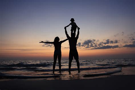 아들을 등에 업거나 어깨에 메고 있는 아버지 아장아장 걷는 아들을 목에 걸고 아내와 함께 바다나 바다 위로 지는 석양을 바라보는