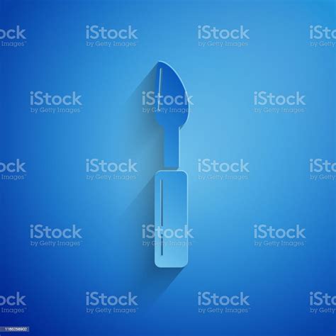 파란색 배경에 격리 된 종이 절단기 도구 아이콘입니다 칼 날을 바느질 종이 아트 스타일입니다 벡터 일러스트레이션 강철에 대한