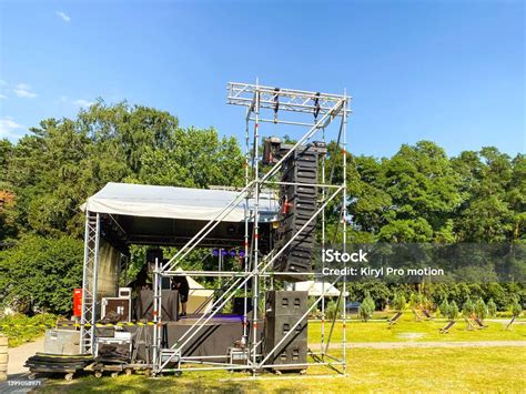 거리 콘서트 무대는 공원에 바로 자리 잡고 있습니다 녹색 나무를 배경으로 금속 구조물로 만들어졌습니다 무대 위의 시끄러운 스피커 Live Event에 대한 스톡 사진 및