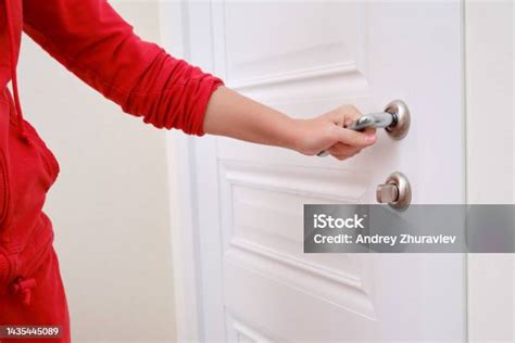 한 여자가 손잡이를 잡고 문을 열고 손을 클로즈업합니다 흰색 나무 문 금속 문 손잡이 및 여성 손 35 39세에 대한 스톡 사진 및 기타 이미지 Istock