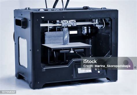 3d 프린터 작동 하 고 뜨거운 녹은 플라스틱에서 개체를 만듭니다 산업 혁명에 대한 스톡 사진 및 기타 이미지 산업 혁명
