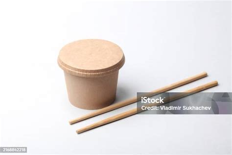 공예 테이크 아웃 테이크 아웃 음식 종이 용기 중국 젓가락과 골판지 둥근 일회용 포장 상자 흰색 배경에 원기둥에 대한 스톡 사진 및 기타 이미지 Istock