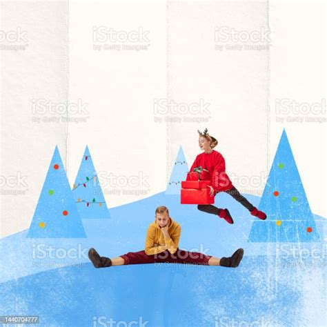 현대 미술 콜라주 슬픔에 잠겨 있는 청년 겨울 스웨터를 입고 선물 상자를 들고 점프하는 소녀 놀라게 하다 12월에 대한 스톡