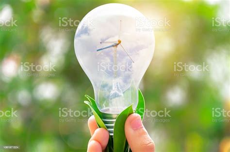 바람 터빈 전기를 생성 하는 전구에 의해 그것을 들고 손을 사용 개발에 대한 스톡 사진 및 기타 이미지 개발 녹색 기술 디자인 Istock