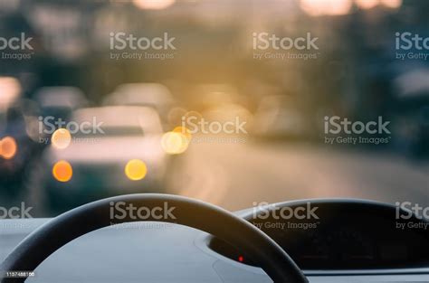 내부 자동차보기 다채로운 보케 빛 추상적 인 배경흐림 교통 도로에 스티어링 휠 교통 및 여행 개념의 공간을 복사합니다 빈티지 톤 필터 색상 스타일입니다 고속도로에 대한 스톡