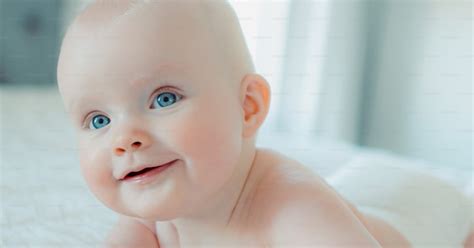 침대에 누워 웃고 있는 아기 사진 Unsplash의 아기 이미지