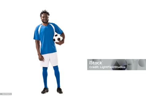 축구공을 들고 흰색 절연 카메라에 웃 고 체육 아프리카계 미국인 운동가의 전체 길이 보기 축구 선수에 대한 스톡 사진 및 기타 이미지 축구 선수 경쟁 공 스포츠 장비