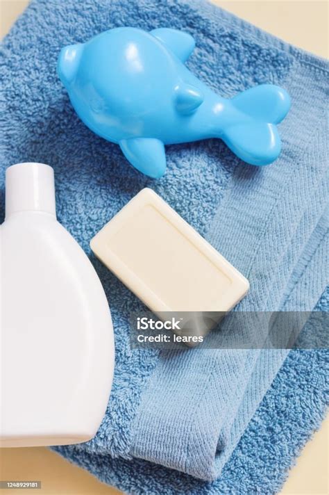 흰색 샴푸 병 보습 비누와 테리 타월에 파란색 장난감 돌고래 플랫 평신도 사진 목욕 용품 베이비 케어 화장품 개체 그룹에 대한 스톡 사진 및 기타 이미지 Istock