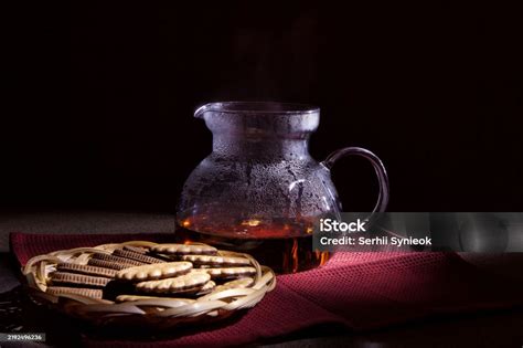 양조용 유리 찻주전자와 어두운 배경에 쿠키가 담긴 고리 버들 꽃병으로 구성된 정물 0명에 대한 스톡 사진 및 기타 이미지 0명 구도 꽃병 Istock